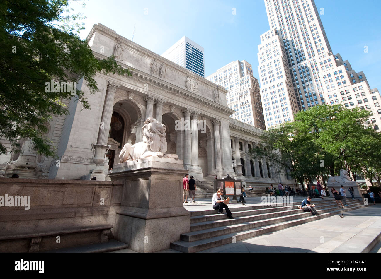 New york public library lion hi-res stock photography and images - Alamy
