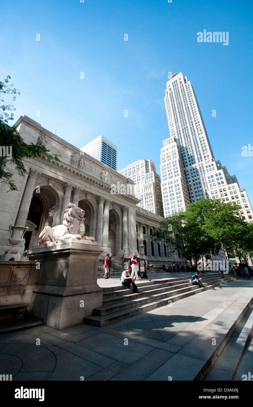 New york public library statue hi-res stock photography and images - Alamy
