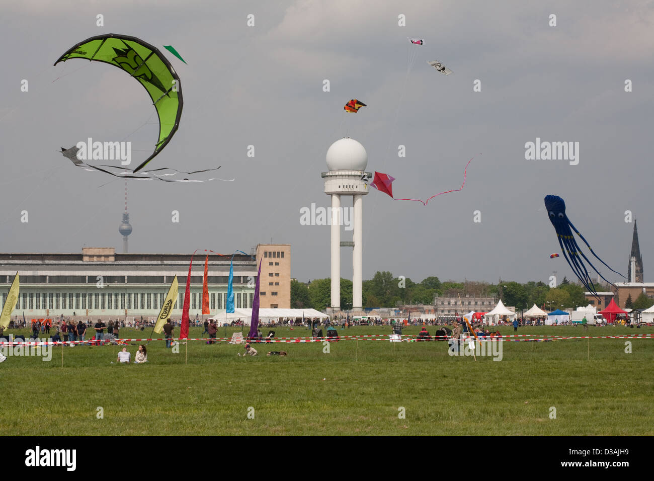 Fly kites hi-res stock photography and images - Alamy