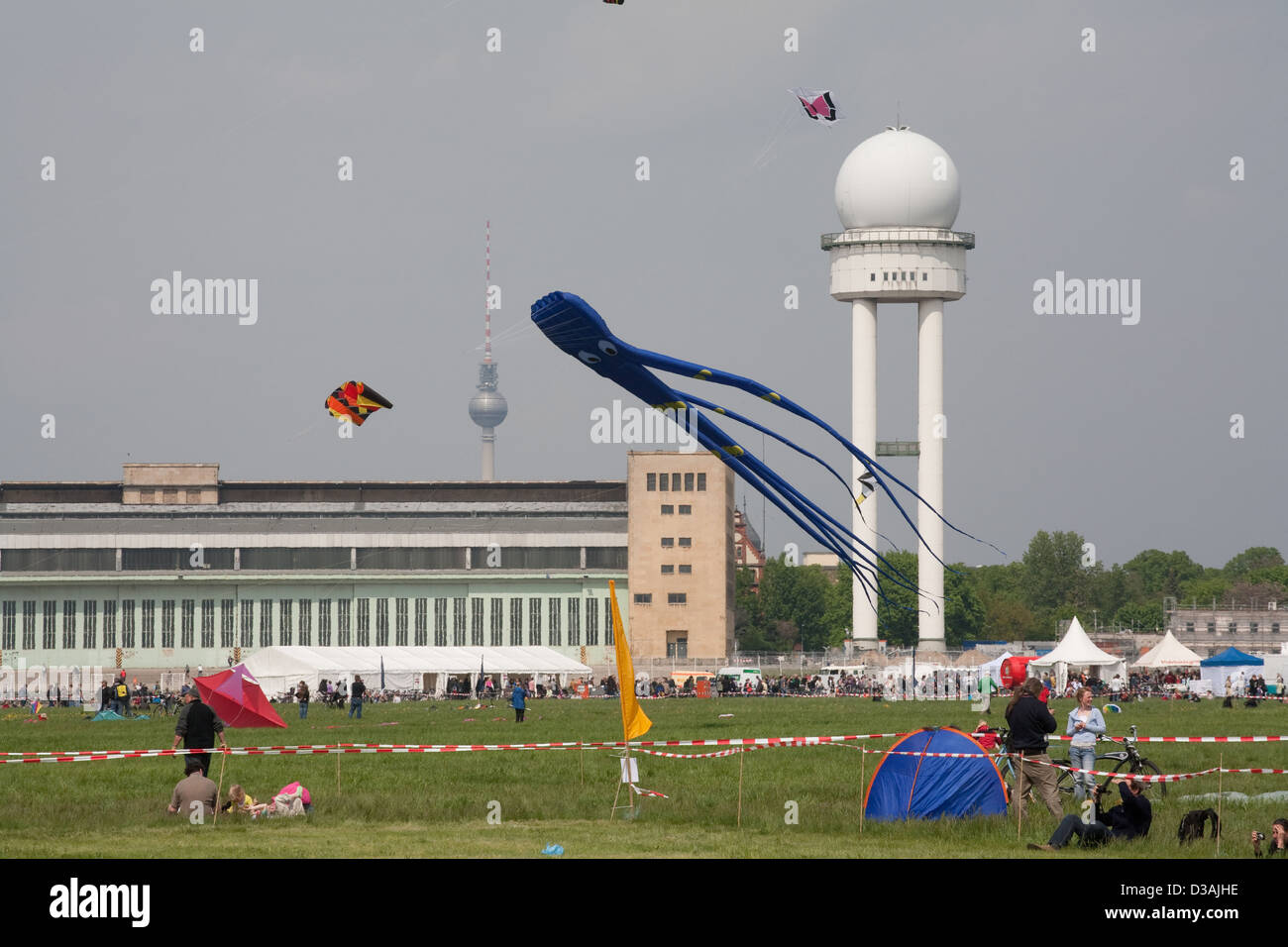 Berlin, Germany, fly kites in Tempelhof Park Stock Photo - Alamy