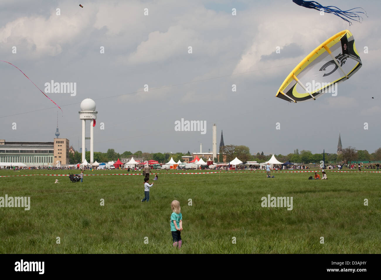 Fly kites hi-res stock photography and images - Alamy