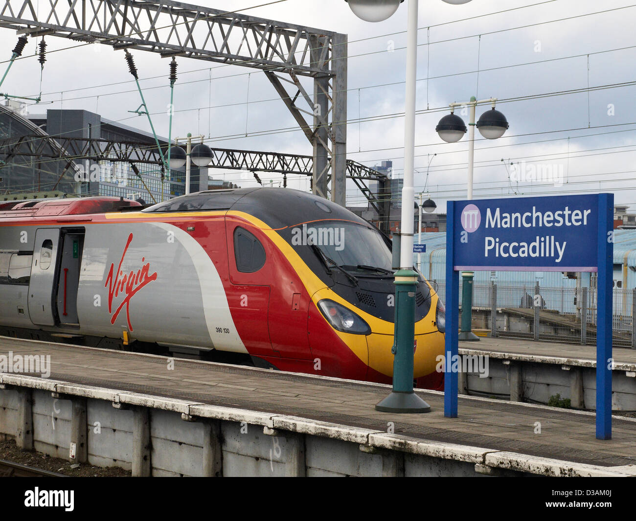 Manchester piccadilly station hi-res stock photography and images - Alamy
