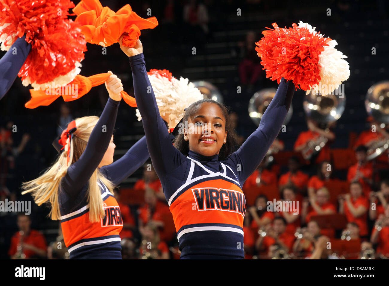 College basketball cheerleaders hi-res stock photography and images - Alamy