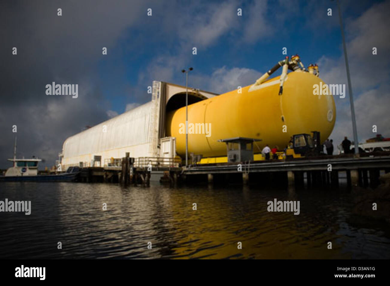 First space shuttle external hi-res stock photography and images - Alamy
