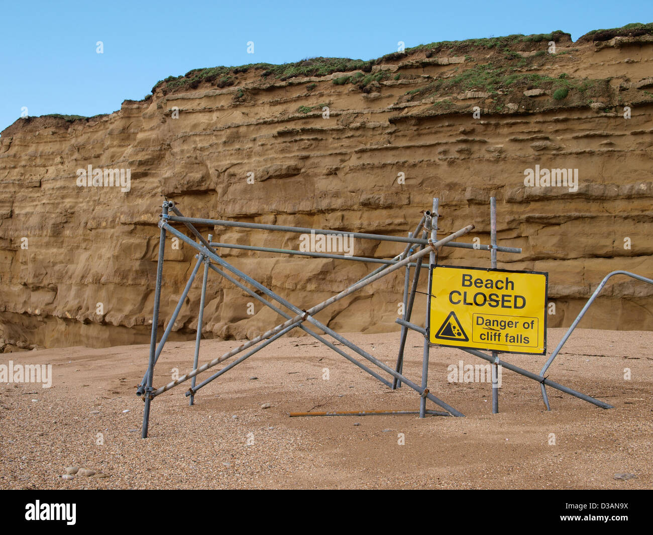 Beach closed sign hi-res stock photography and images - Alamy
