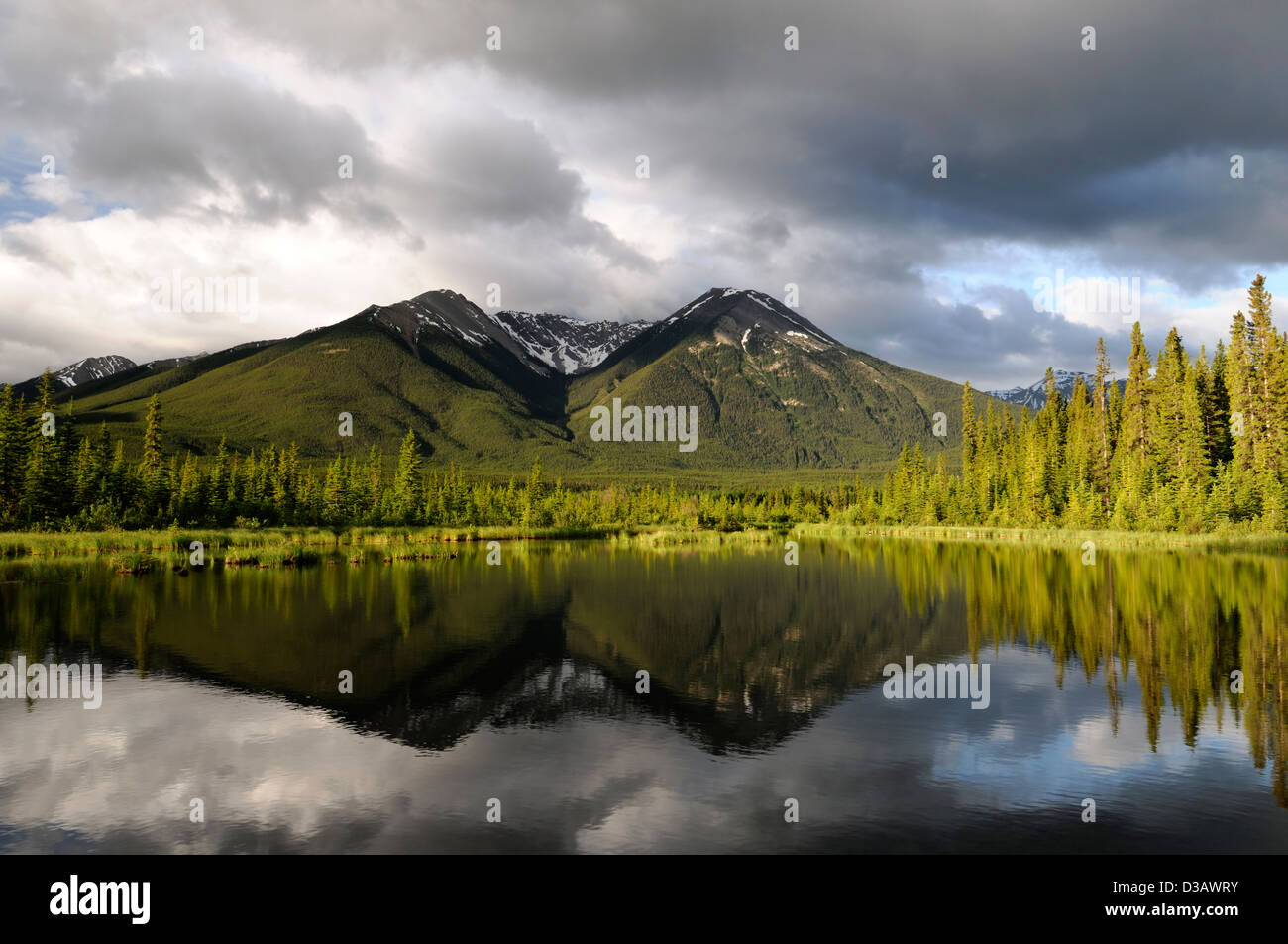 Vermillion Lakes Banff High Resolution Stock Photography and Images - Alamy