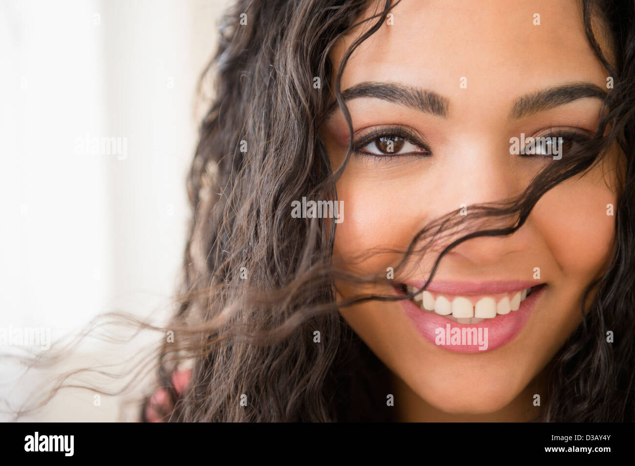 Hispanic woman smiling Stock Photo - Alamy