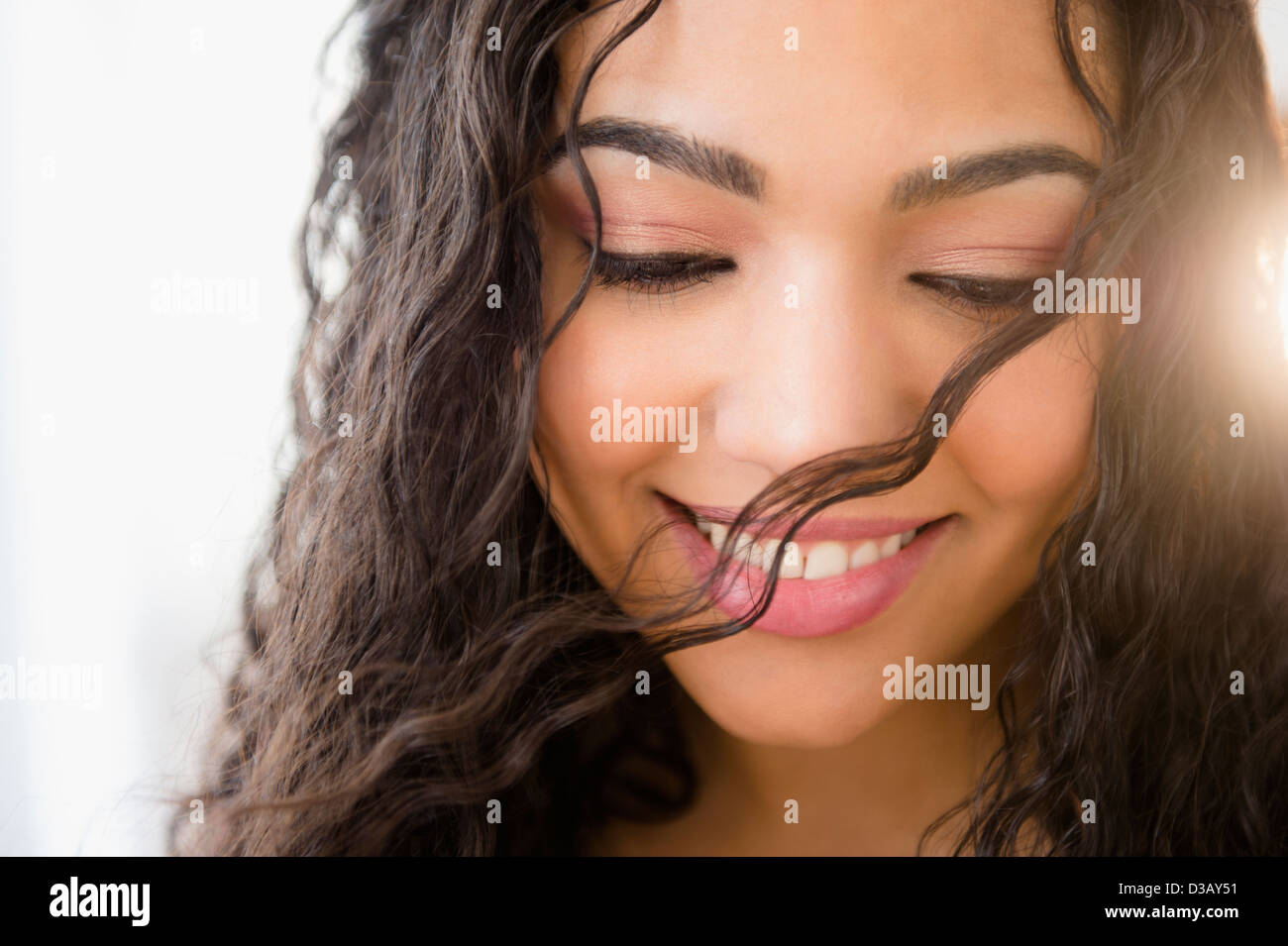 Hispanic woman smiling Stock Photo - Alamy