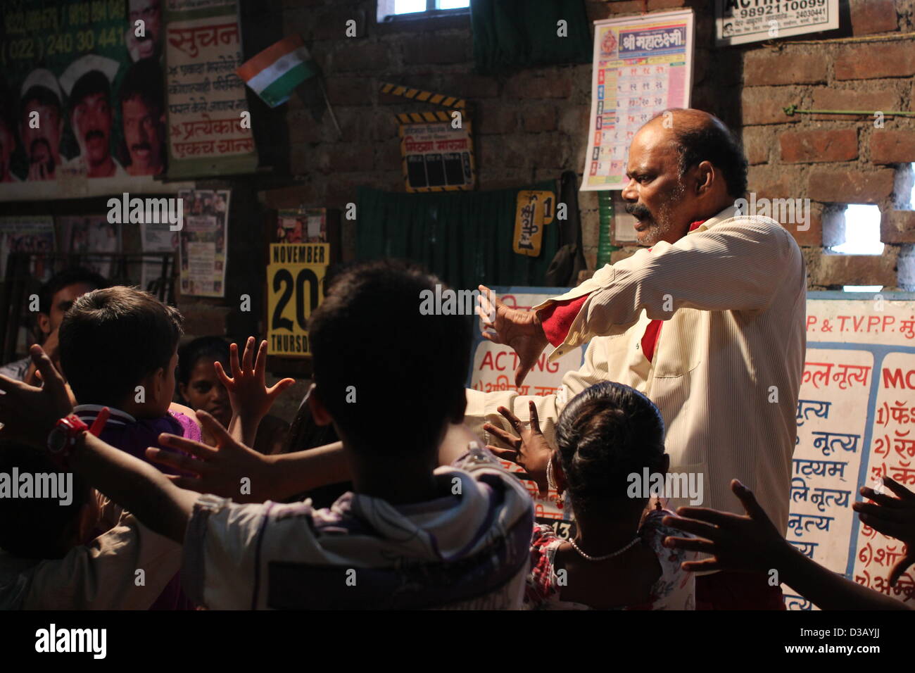 Mumbai children slum dharavi hi-res stock photography and images - Alamy