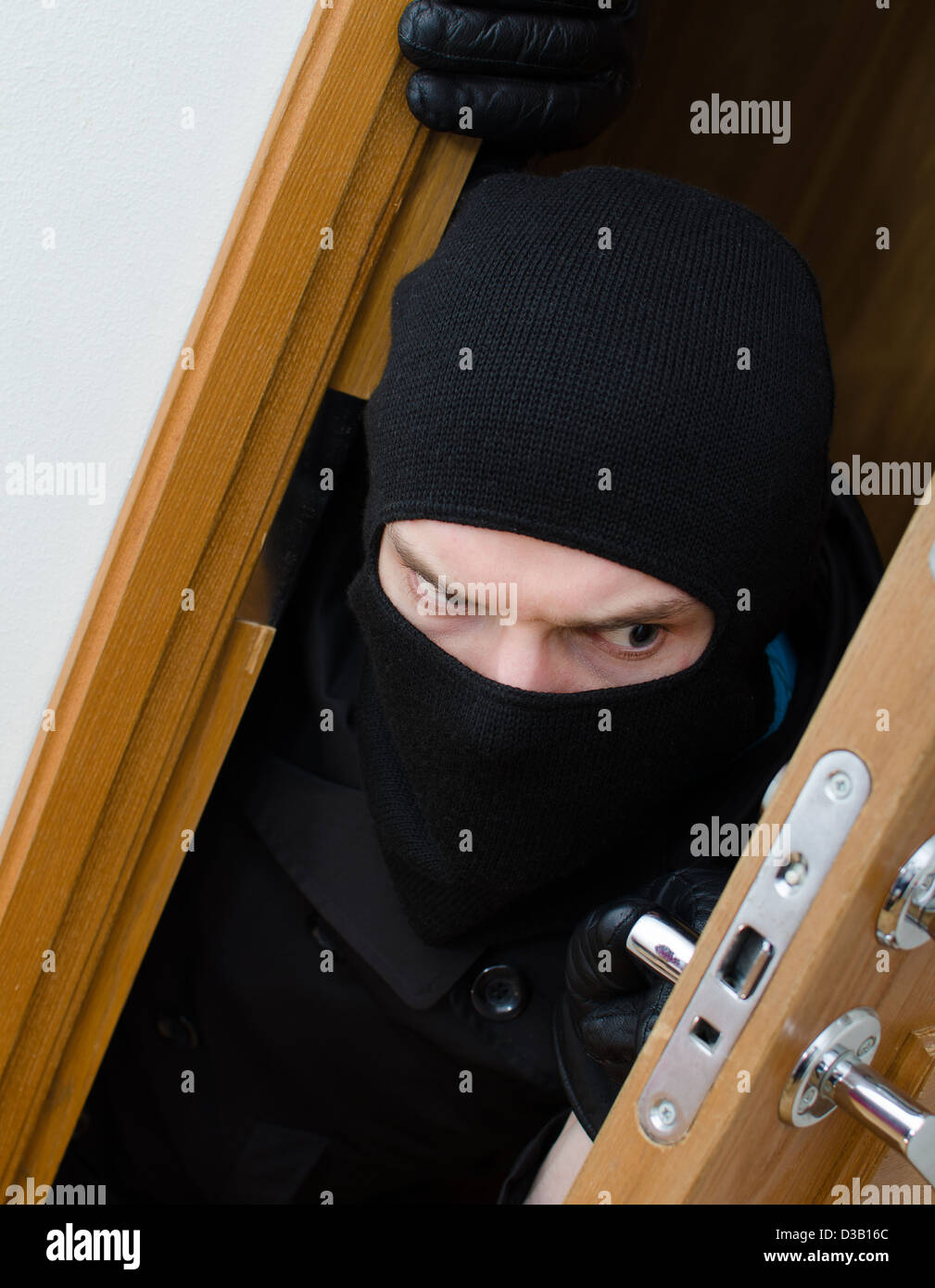 Person breaking into property hi-res stock photography and images - Alamy