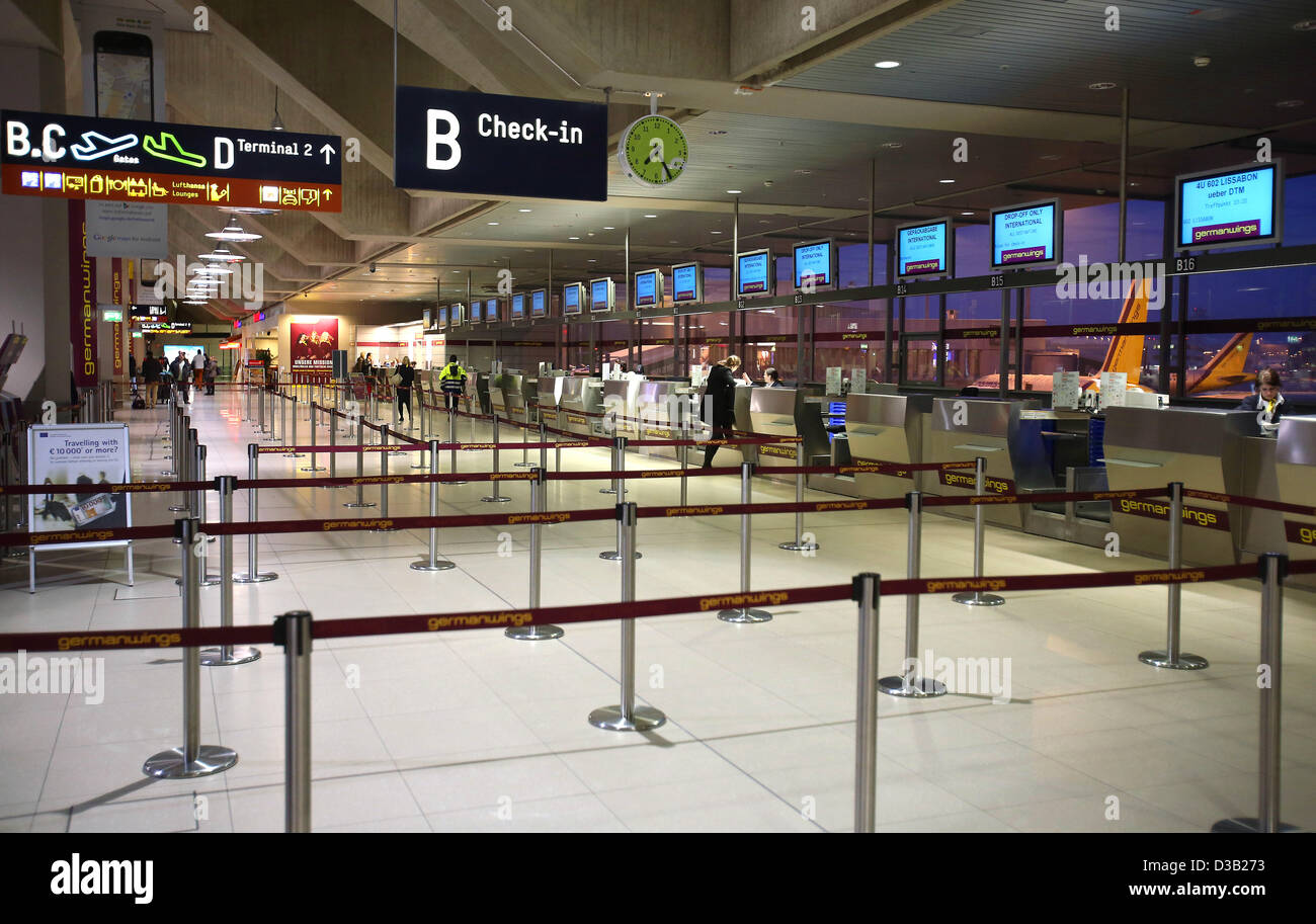 Airport counter angry hi-res stock photography and images - Alamy