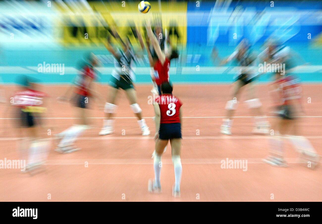 (dpa) - A zoom effect blurrs the players of the match China against ...