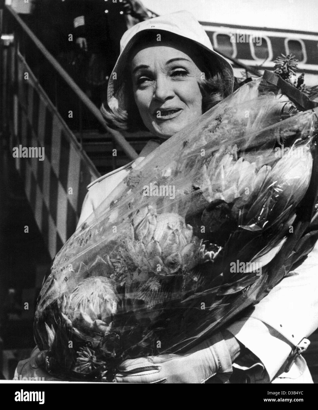 Marlene dietrich 1965 Black and White Stock Photos & Images - Alamy