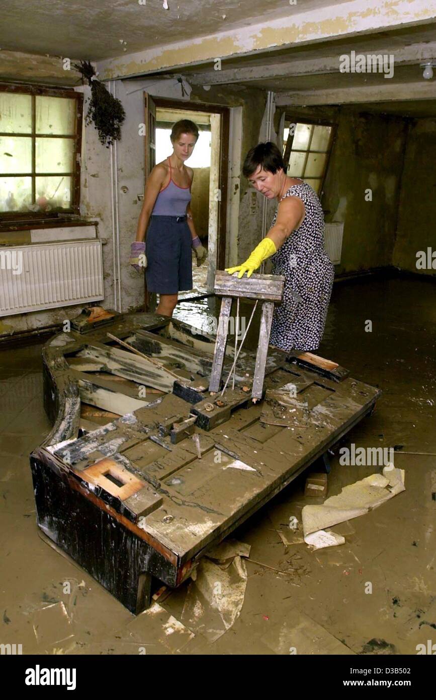(dpa) - Two women, victims of the floods of the Elbe River in Dresden ...