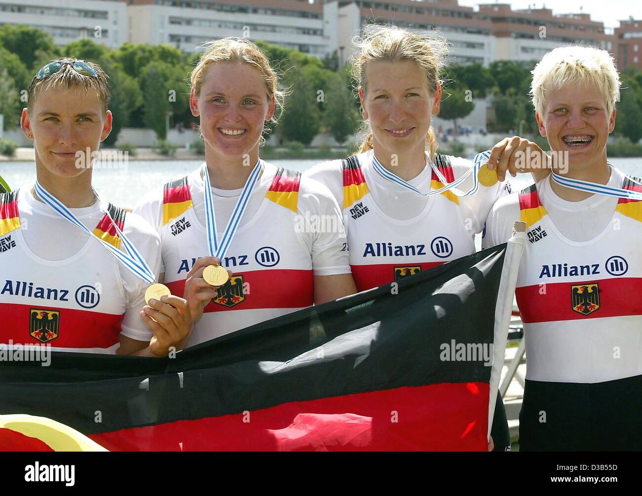 (dpa) - The German quadruple scull team pose with their gold medals ...