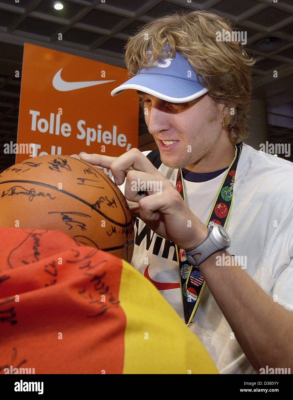 (dpa) - German national basketball player Dirk Nowitzki signs ...