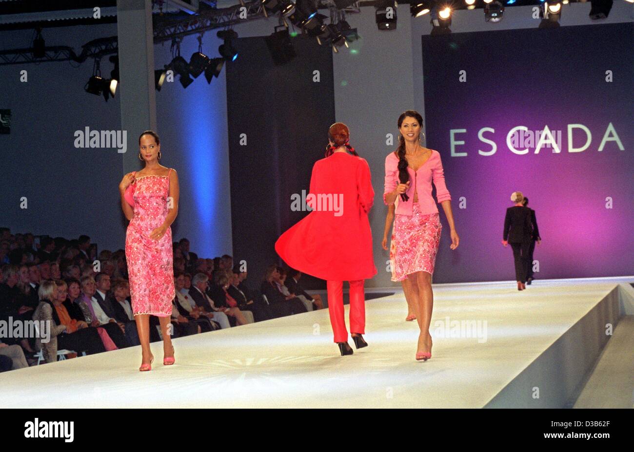 (dpa files) - Models are presenting the spring/summer 2001 collection ...