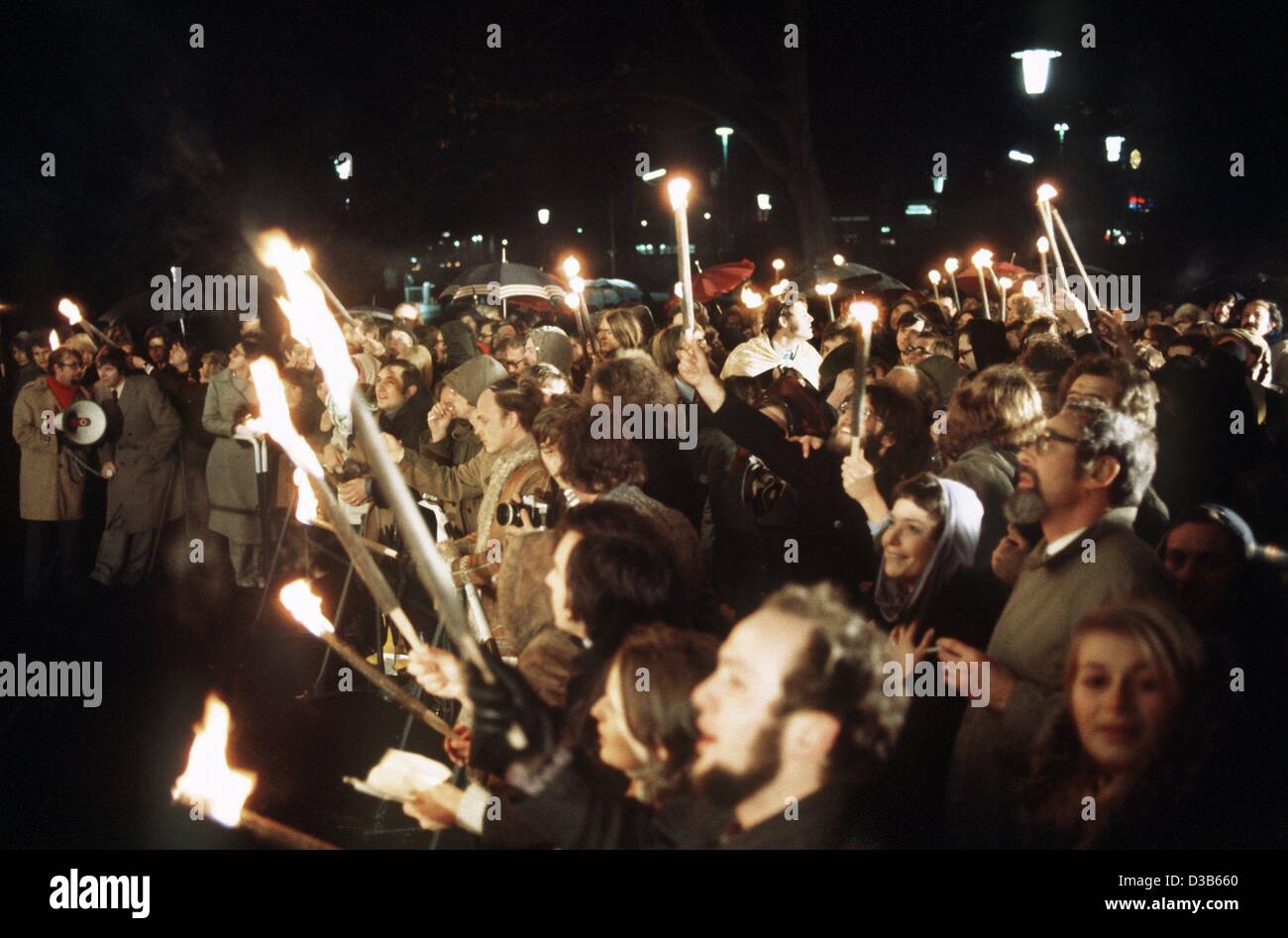 Crowd torches hi-res stock photography and images - Alamy