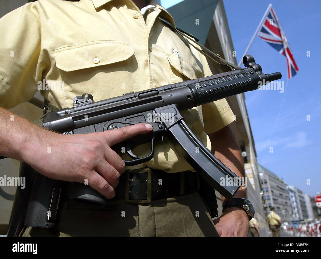 Holding a machine gun hi-res stock photography and images - Alamy
