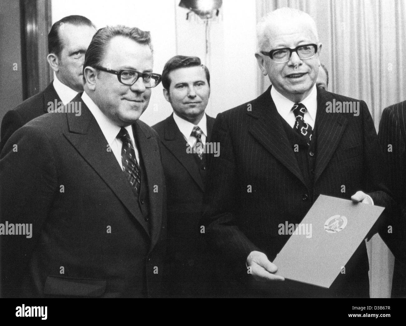 (dpa files) - Michael Kohl (L), the permanent representative of the GDR ...