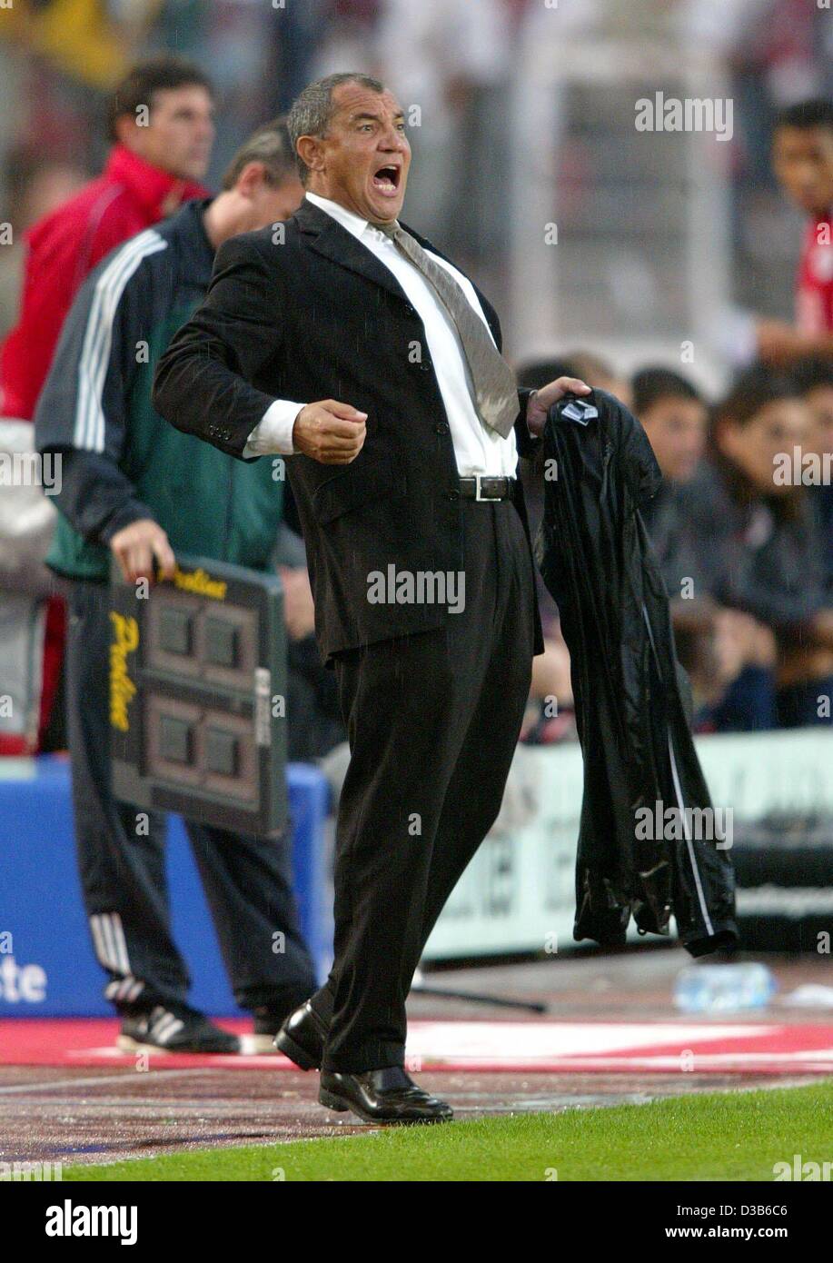 (dpa) -Felix Magath, coach ofVfB Stuttgart, spurs on his team in the ...
