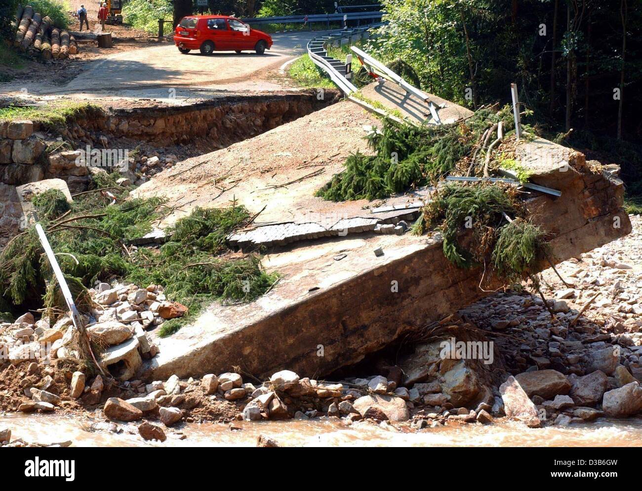 Road destroyed hi-res stock photography and images - Alamy