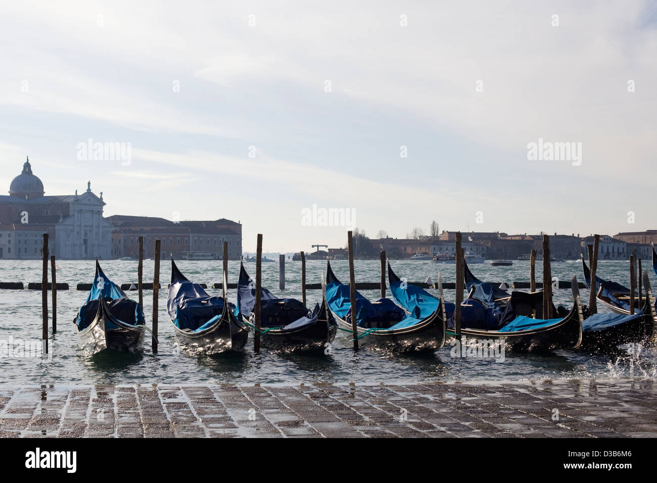 Moorings for gondola hi-res stock photography and images - Alamy