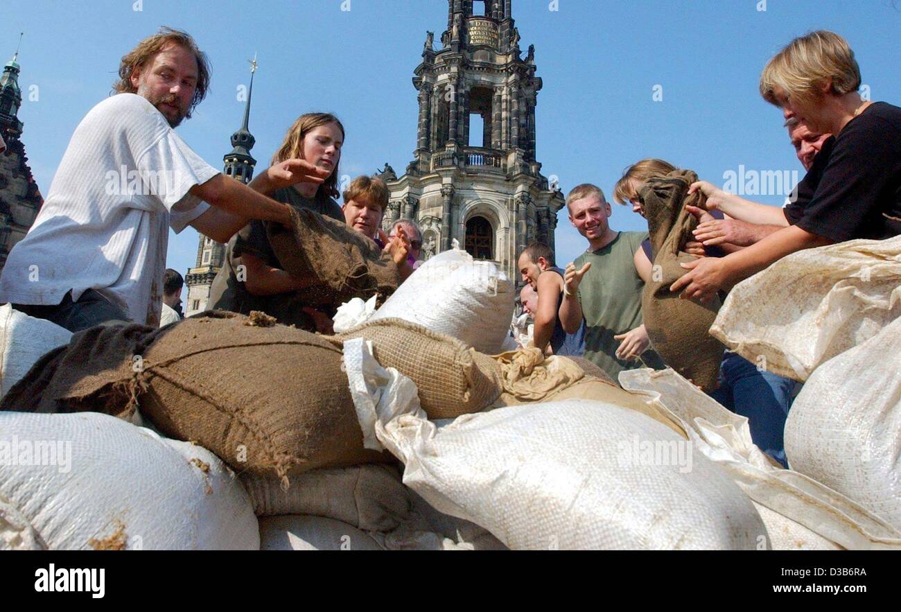 (dpa) - Voluntary helpers are stacking sandbags in the city centre of ...