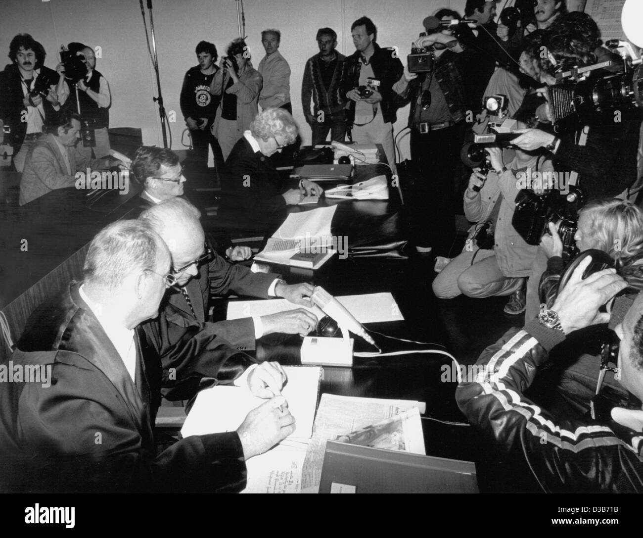 (dpa files) - Journalists crowd around the accused Hermann Hackmann ...