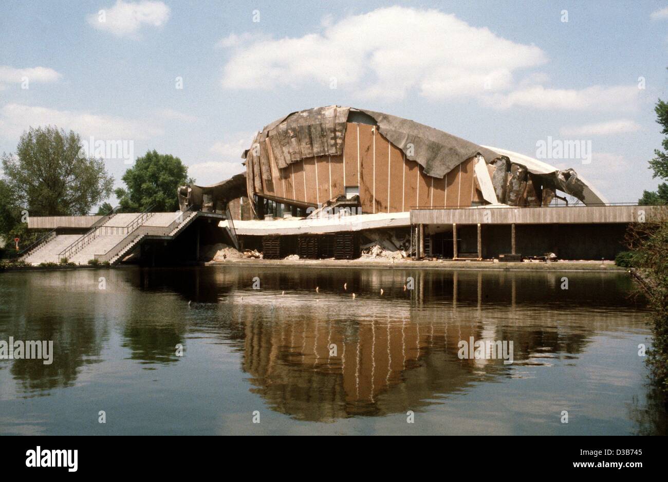 (dpa files) - A view of the collapsed congress hall (Kongresshalle) in ...