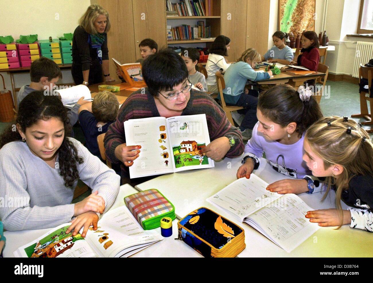 (dpa files) - The Italian teacher Emanuela Schiavon (C) teaches Italian ...