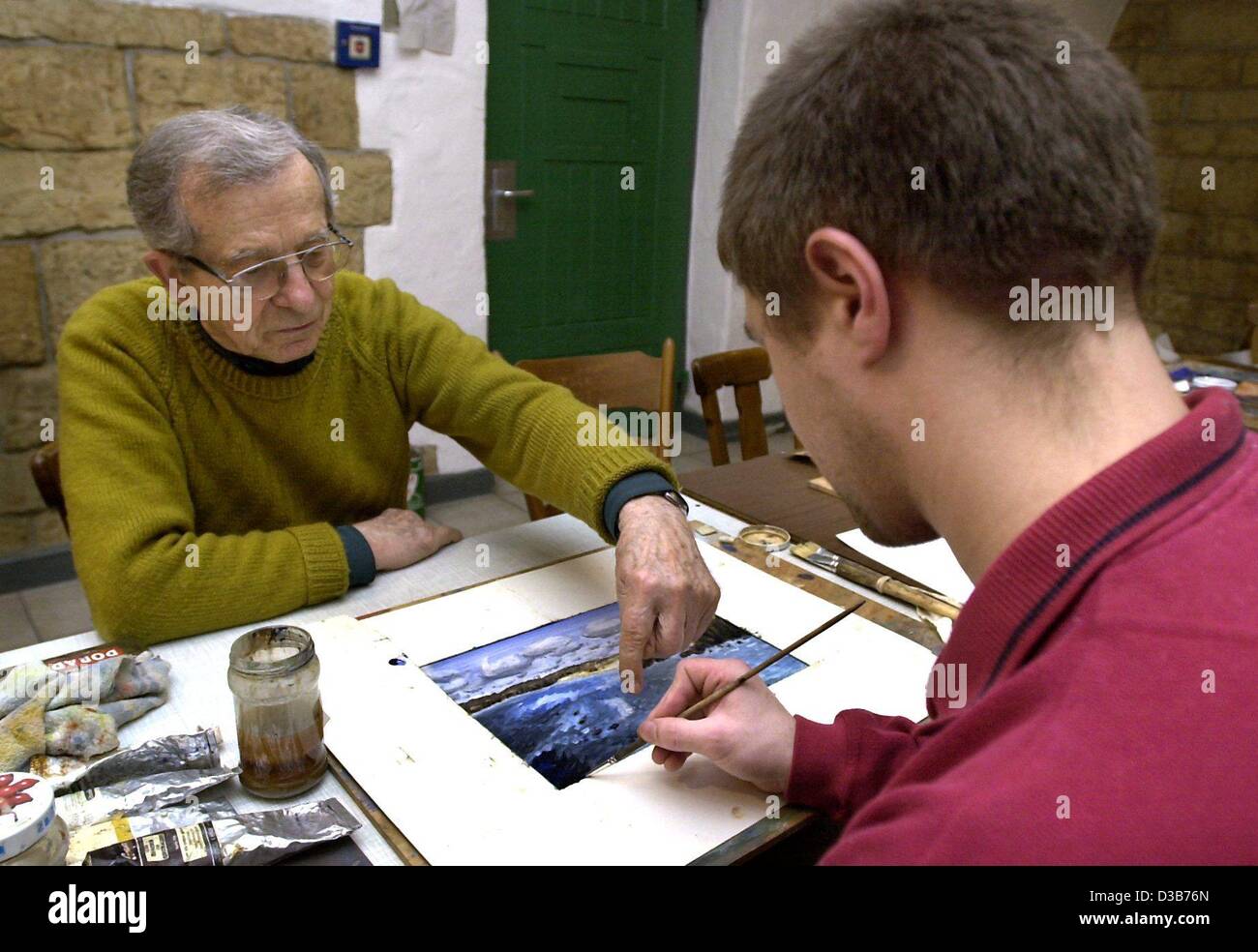 (dpa) - Ernst Bernard (L) advises a prisoner in painting, in the cellar ...