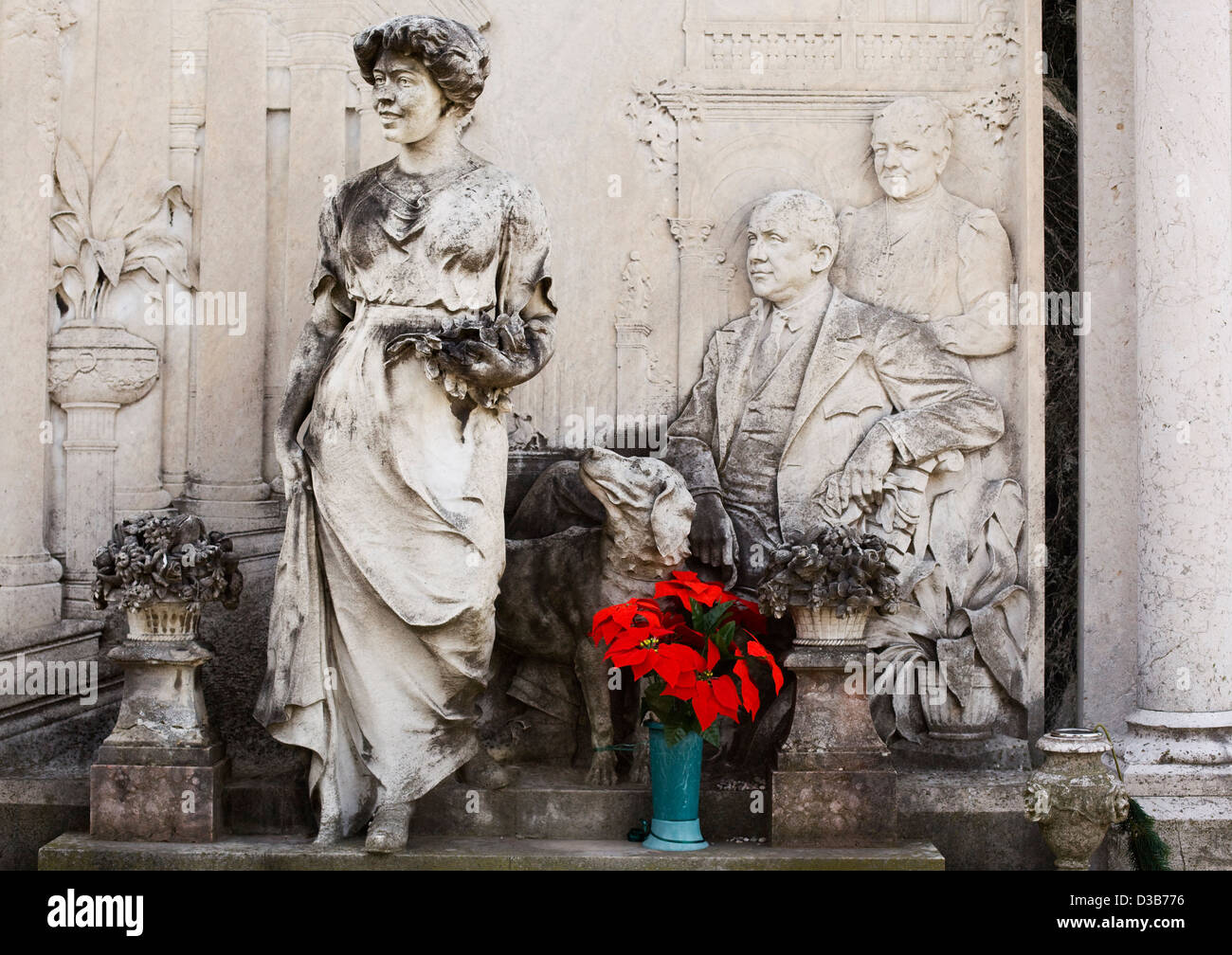 Gothic grave monuments hi-res stock photography and images - Alamy