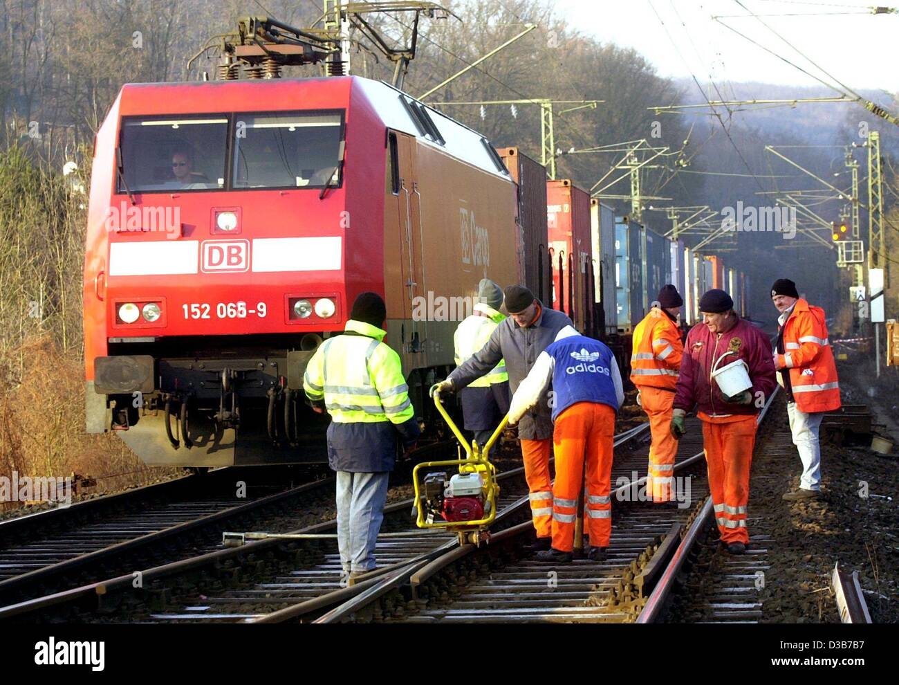 (dpa) - A group of workers repair a switch on the railway line ...