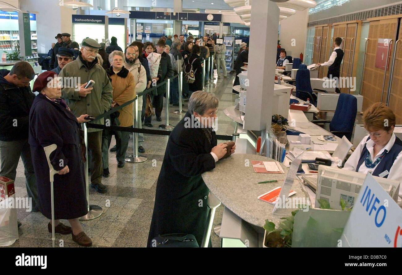 Counter queue system hi-res stock photography and images - Alamy