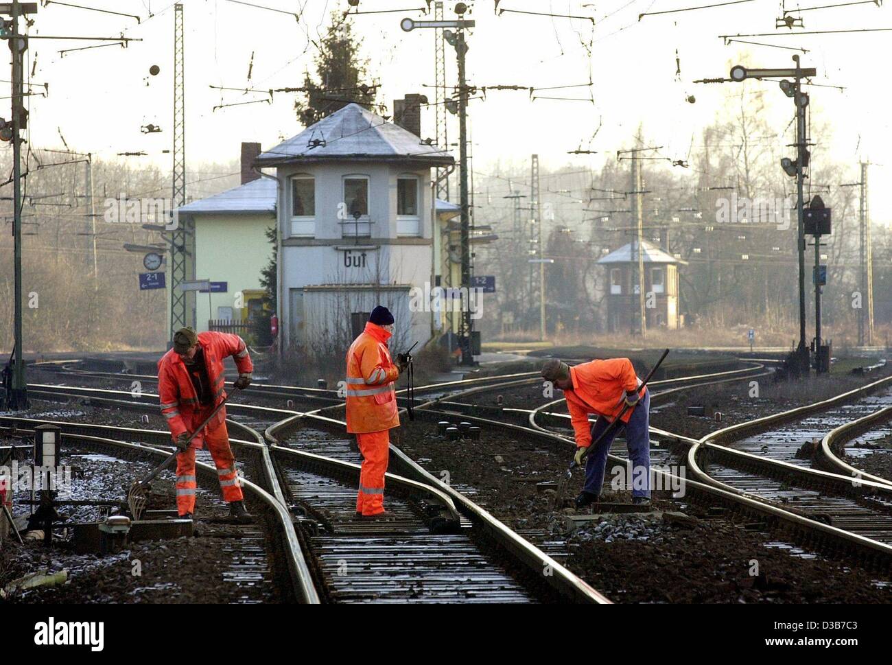 (dpa) - A group of workers repair a switch on the railway line ...