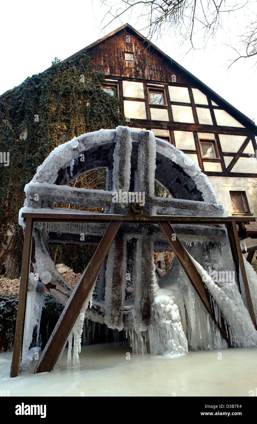 (dpa) - The water of a mill wheel is completely frozen at a mill in the ...