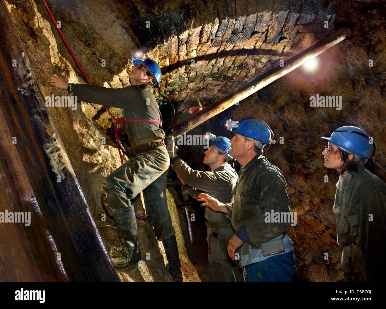 (dpa) - Students of the Mining Academy Freiberg prepare themselves for ...