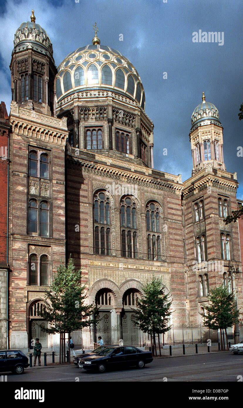 (dpa files) - With its golden dome, the New Synagogue in the ...