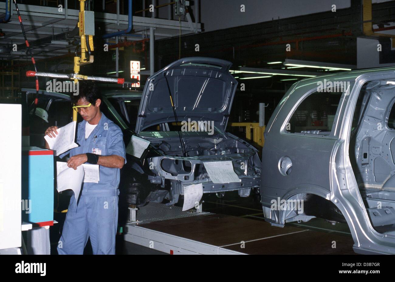 General motors assembly line hi-res stock photography and images - Alamy