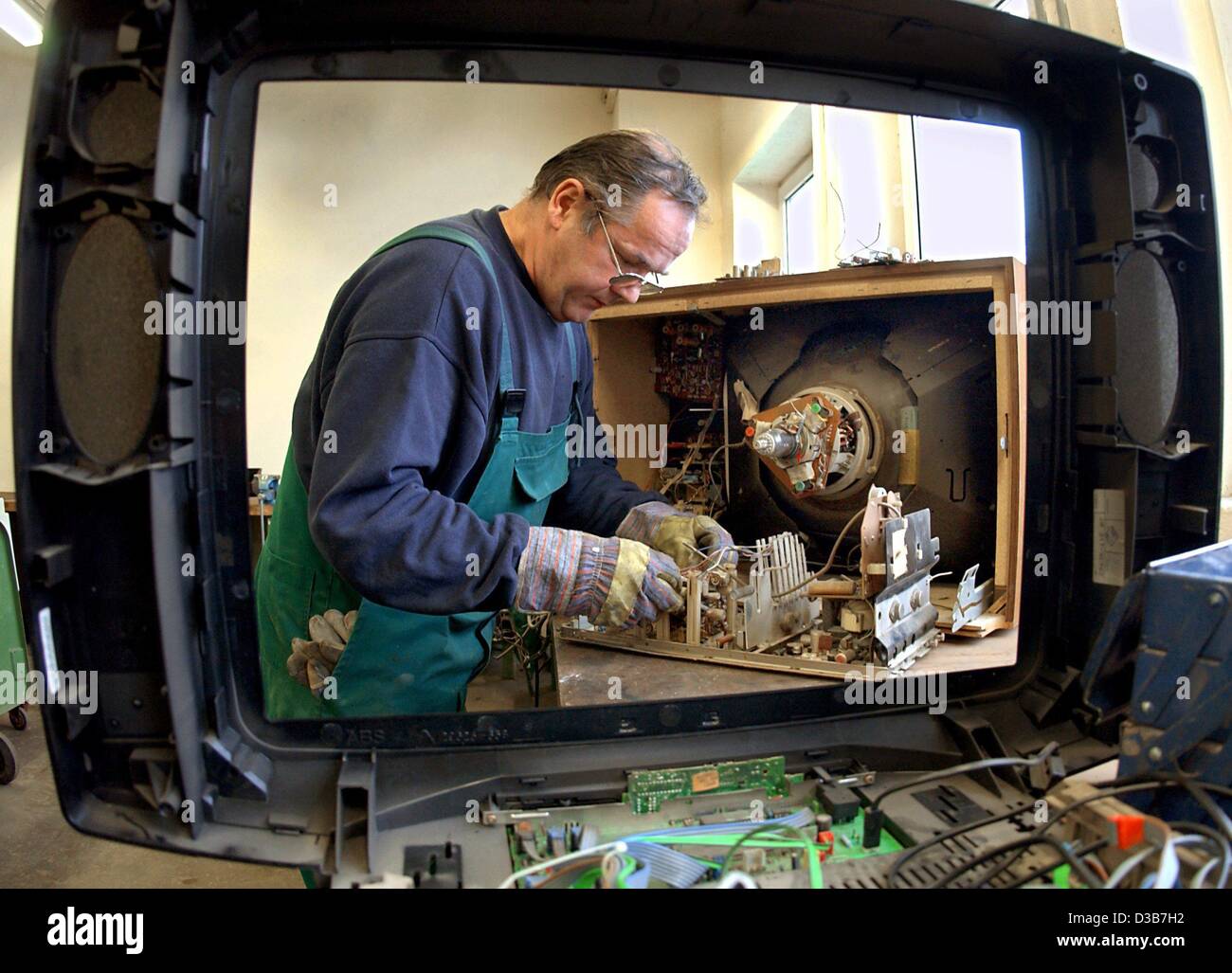 (dpa) - Behind an empty housing of a computer monitor framing the scene ...