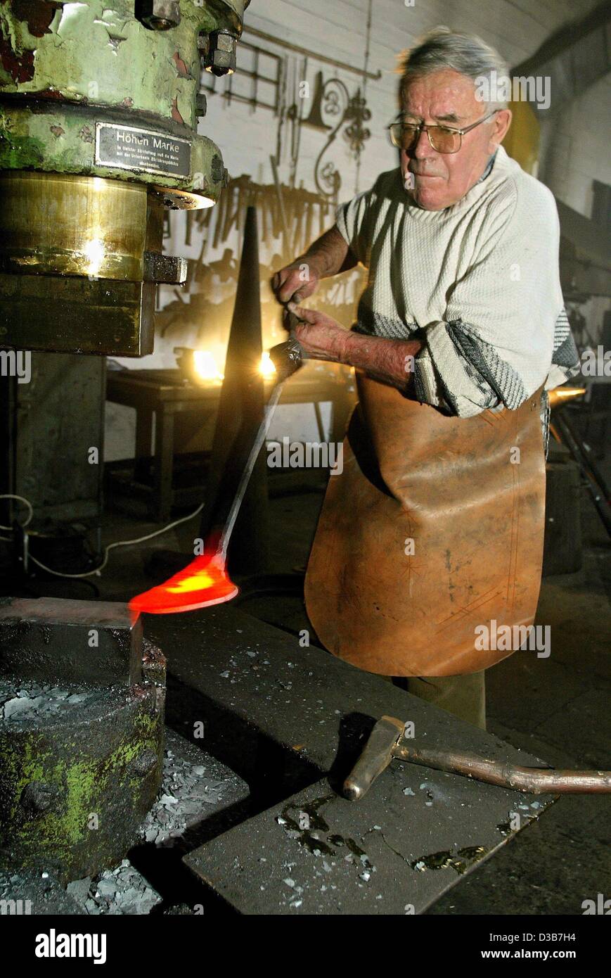 (dpa) - Artisan-blacksmith Alfred Schmidt stands at the anvil in his ...