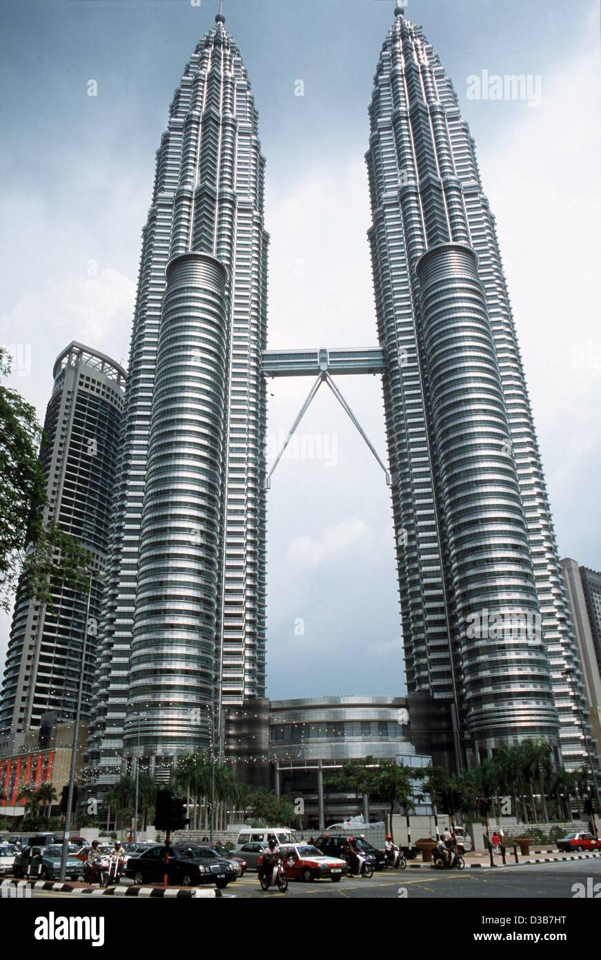 (dpa) - A view of the Petronas Twin Towers, an office building of the ...