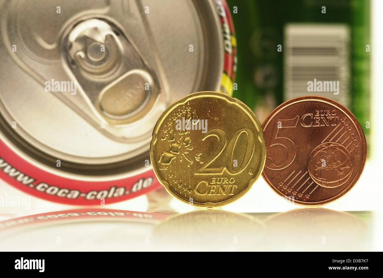 (dpa) - The symbolic picture shows a drink can with cent-coins in front ...