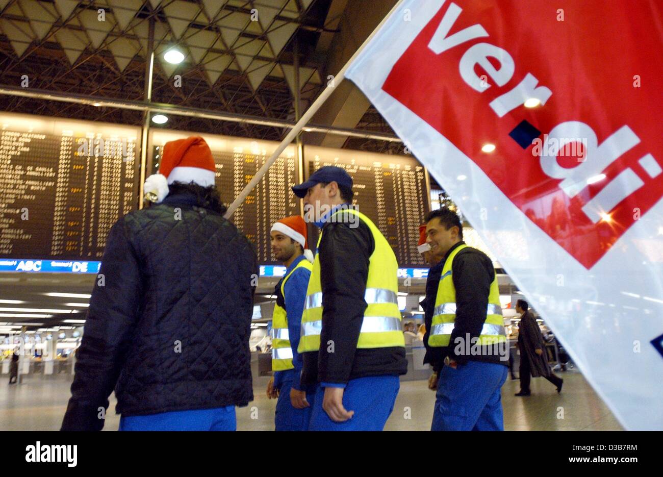 (dpa) - Employees of the Fraport AG demonstrate in the terminal of the ...