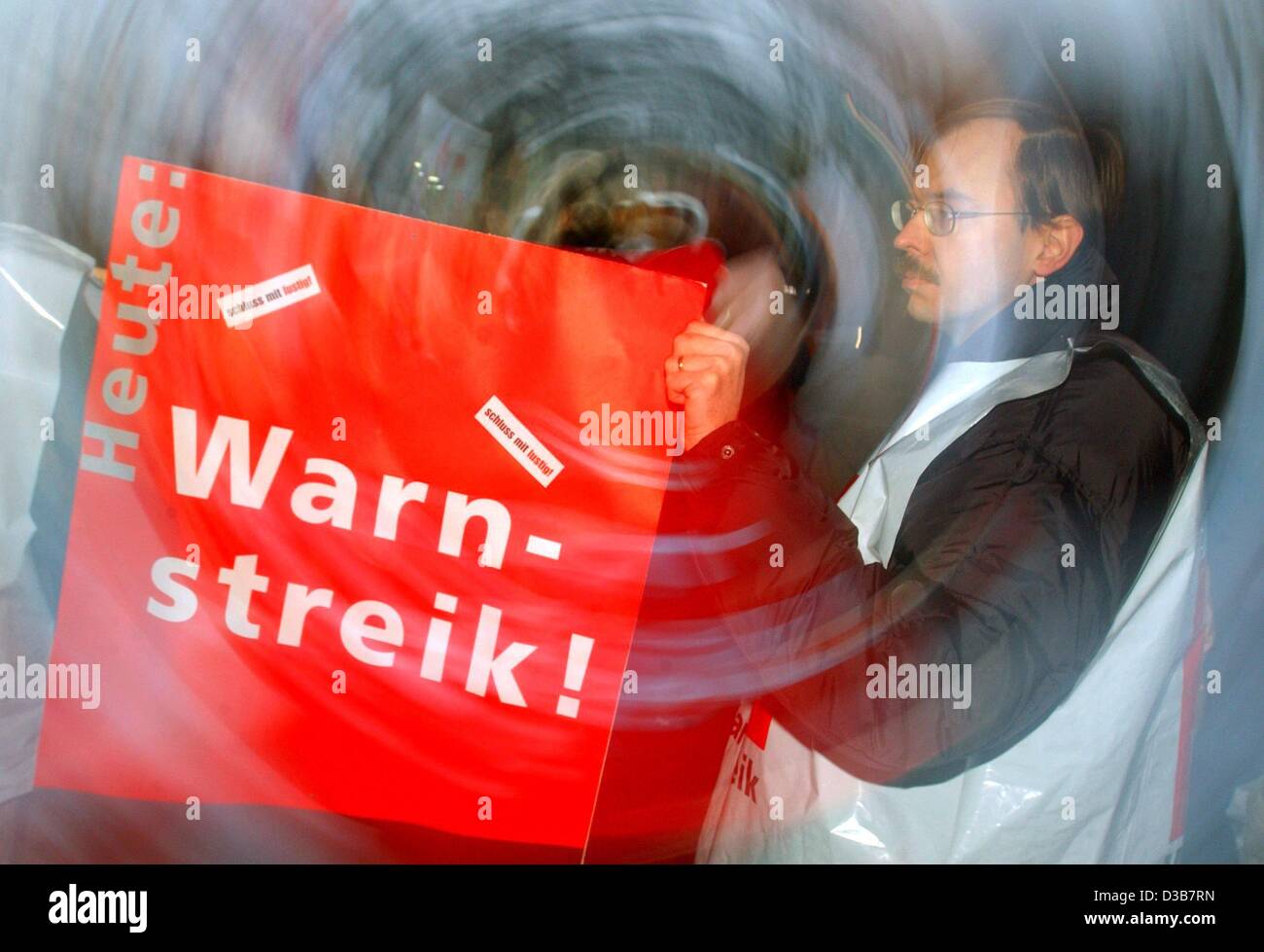 Employee warning sign hi-res stock photography and images - Alamy