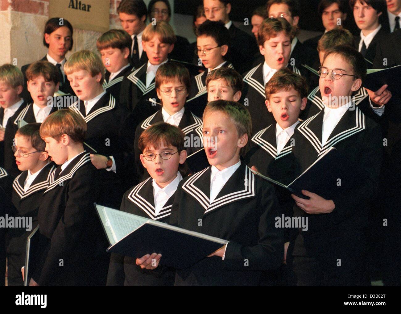 (dpa) File photo showing the St. Thomas choir ('Thomanerchor') during ...