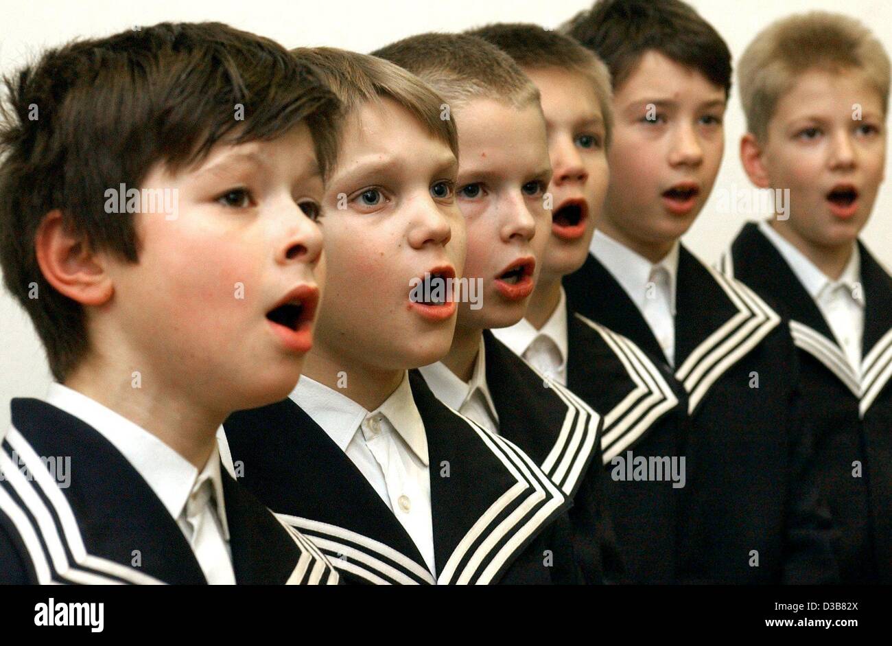 (dpa) - Young members of the St. Thomas choir ('Thomanerchor') sing a ...