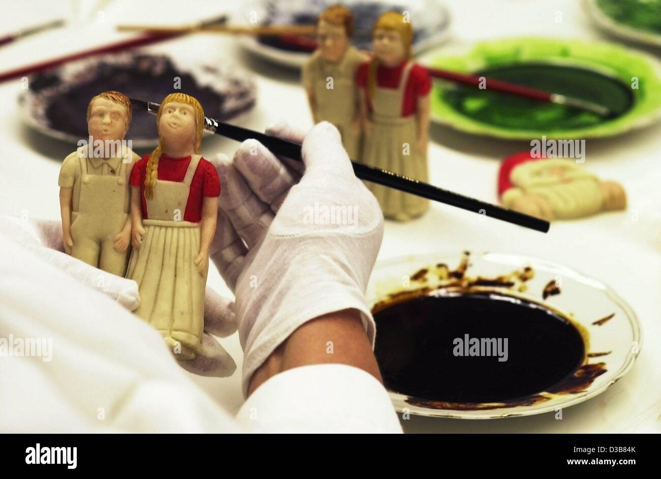 (dpa) - Marzipan figures are manufactured in Luebeck, Germany, 9 ...