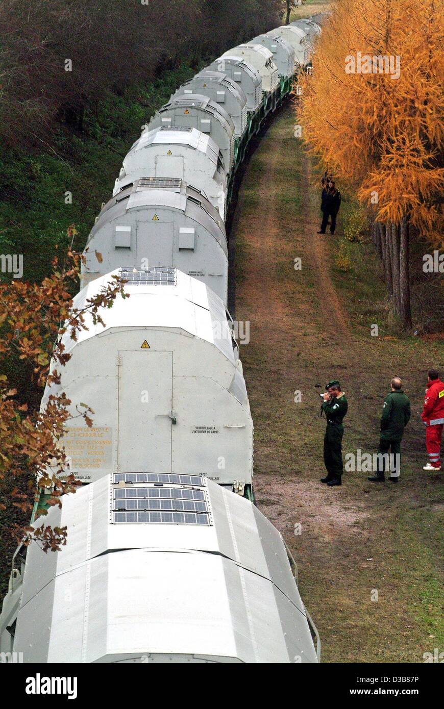 (dpa) - A train of twelve so-called Castor containers carrying nuclear ...